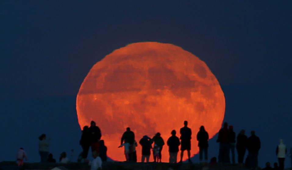 Why The Moon Is Suddenly Rising At Weird Times – The Money Times